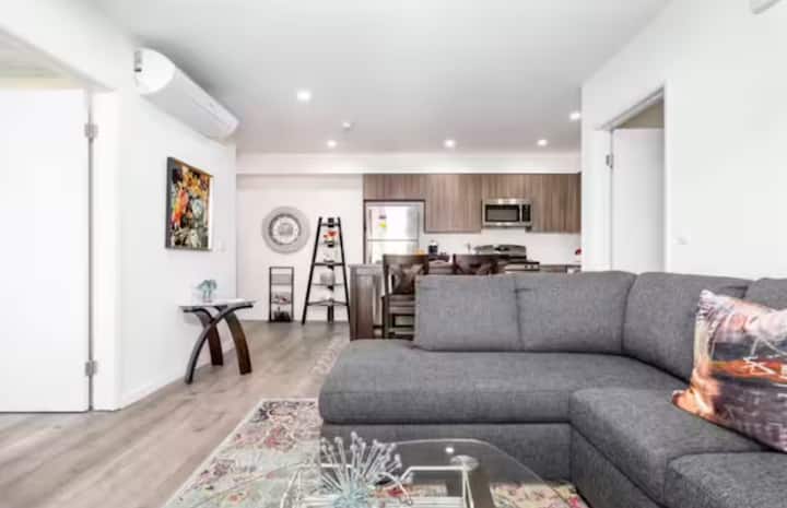 Sleek K-town Apartment W/ Parking Included - Beverly Hills, CA
