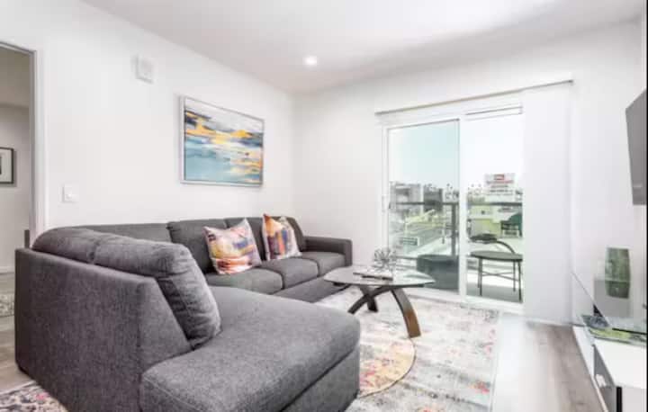 Sleek K-town Apartment W/ Parking Included - Beverly Hills, CA