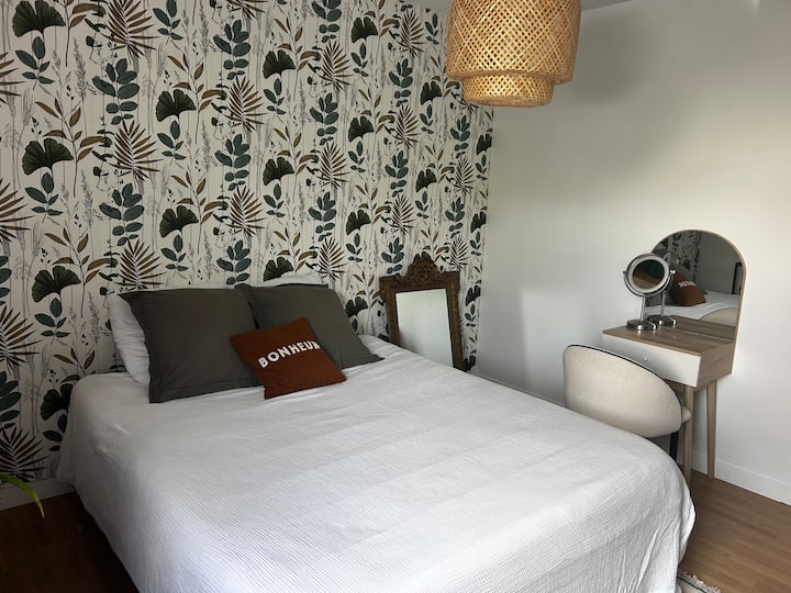 Jolie Chambre Dans Une Maison. - Clisson