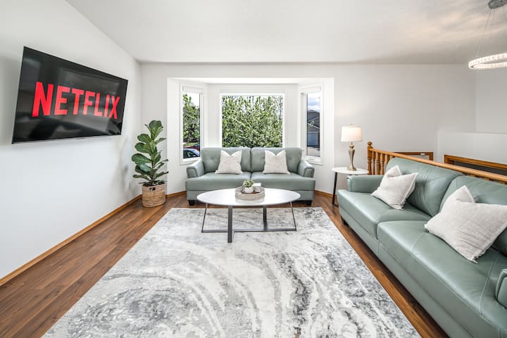 Spacious 7 Beds Family Home | Sleeps Large Groups - Calgary