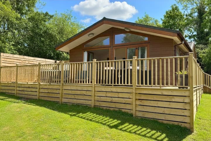 South Facing Millbury Lodge With Hot Tub - 阿什伯頓