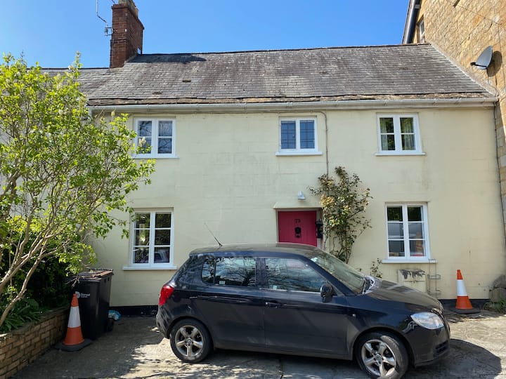 Three Bedroom House With Parking - Sherborne