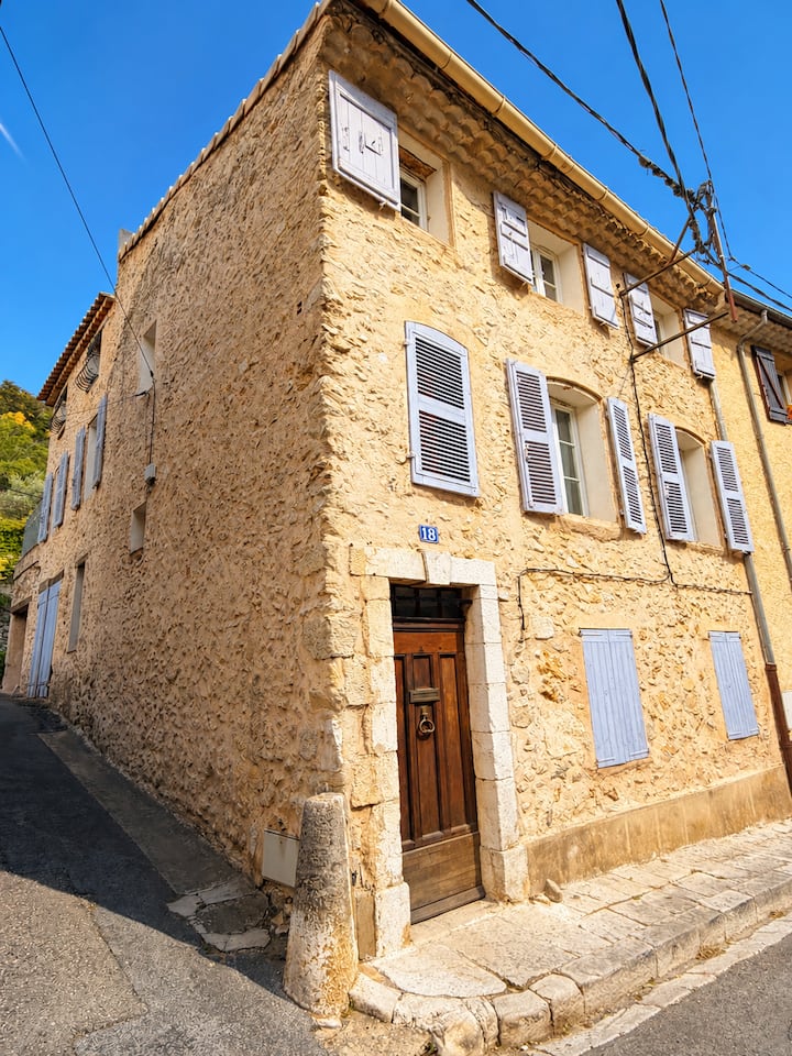 Maison De Caractère Au Cœur D’un Village Provençal - Signes