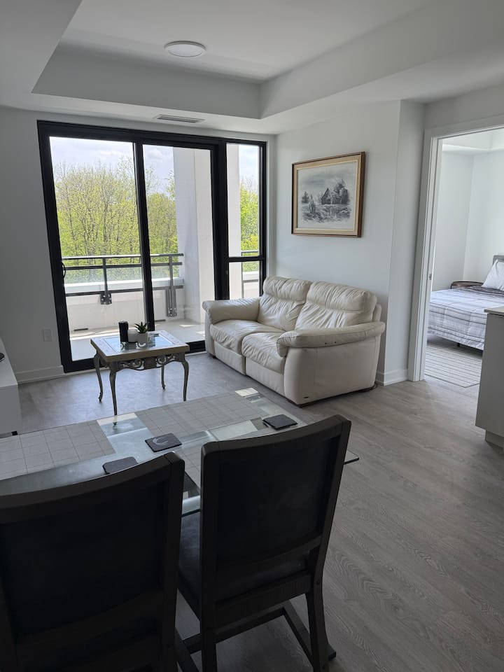 740 Whitlock Ave Luxury Apartment - Milton