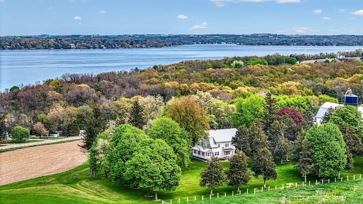 Hilltop Haven On Big Green • Breathtaking Views - Ripon, WI