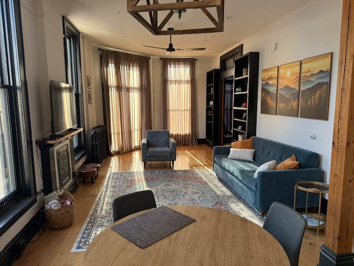 Sunny 2 Bed/2 Bath Condo In Downtown Decorah - Decorah, IA