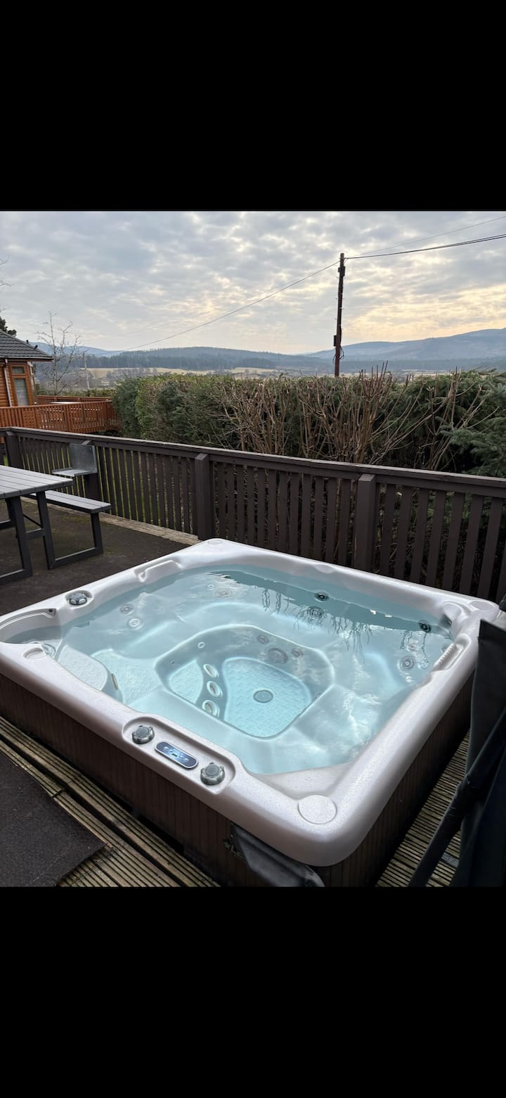 Clochnaben Lodge | Hot Tub Retreat Sleeps 8 - Banchory