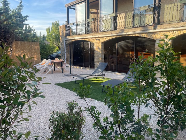 Bas De Villa Au Cœur Du Village Avec Jardin - Le Castellet