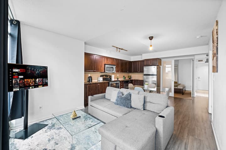 Spacious 3br Condo With Patio & Free Parking - Toronto