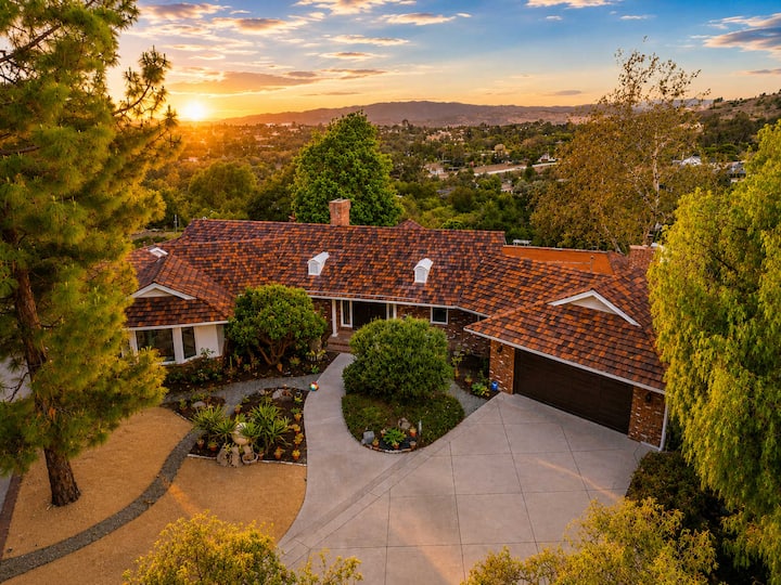 Luxury Hilltop Escape W/ Views & Game Room - Fallbrook, CA