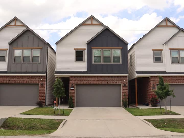 Modern Luxury Townhome Near Memorial City - Houston, TX