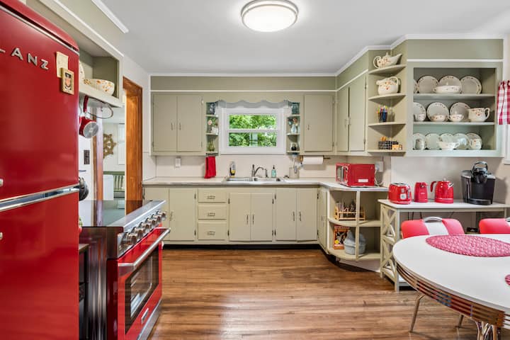 1940's Cottage In The Heart Of Bristol! - Bristol, TN