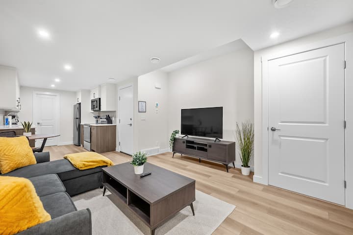 Modernbasementsuite|private Entry|free Parking| - Calgary