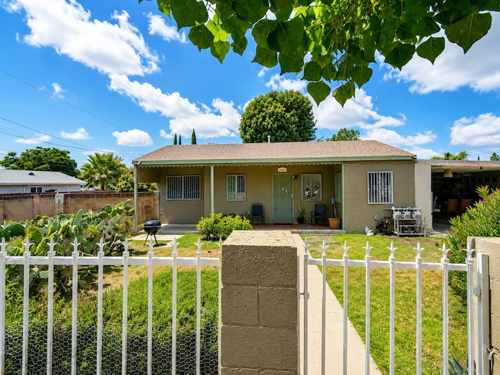 Private La House | Parking |Washerdryer|frontyard - San Fernando, CA