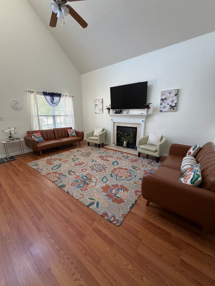 Cozy Raleigh Getaway W/ Spacious Living - Raleigh, NC