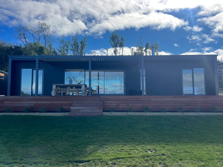 2 Bedroom House Above Waters Edge - Lake Taupo