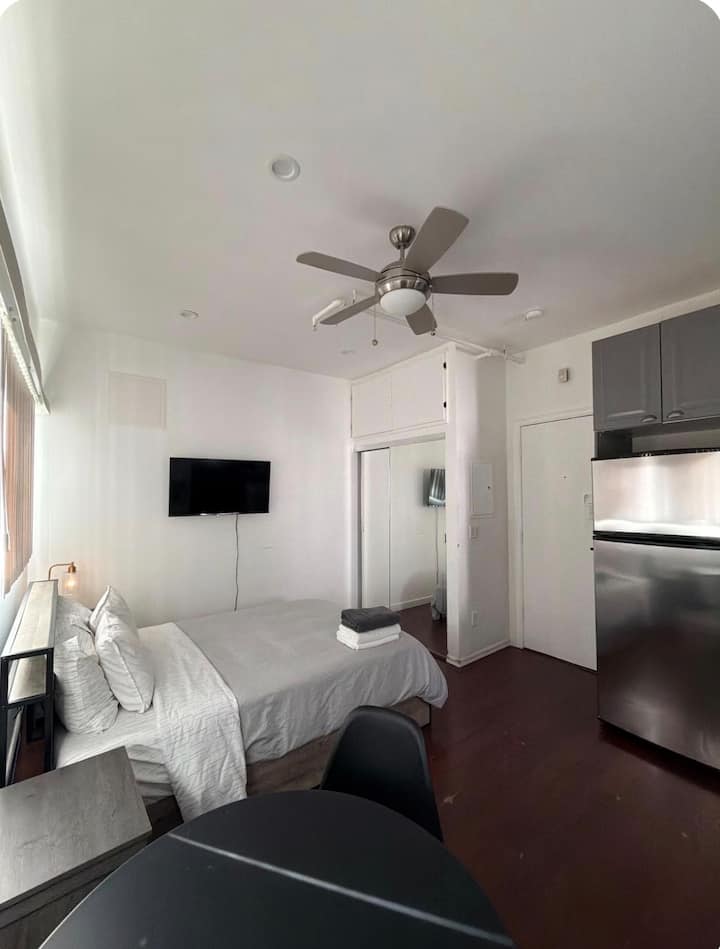 Santa Monica Beach Studio Unit 6 - Santa Monica, CA