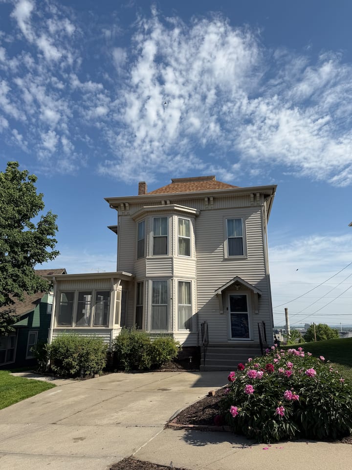 Boutique Historic Full House Stay Near Old Market - Council Bluffs, IA