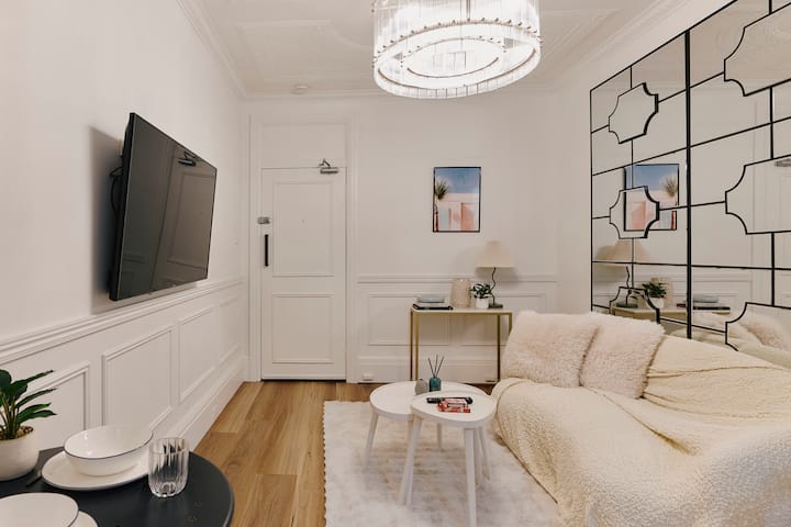 Stylish 1bdr Apt | Prime Location | Modern + Comfy - Australia
