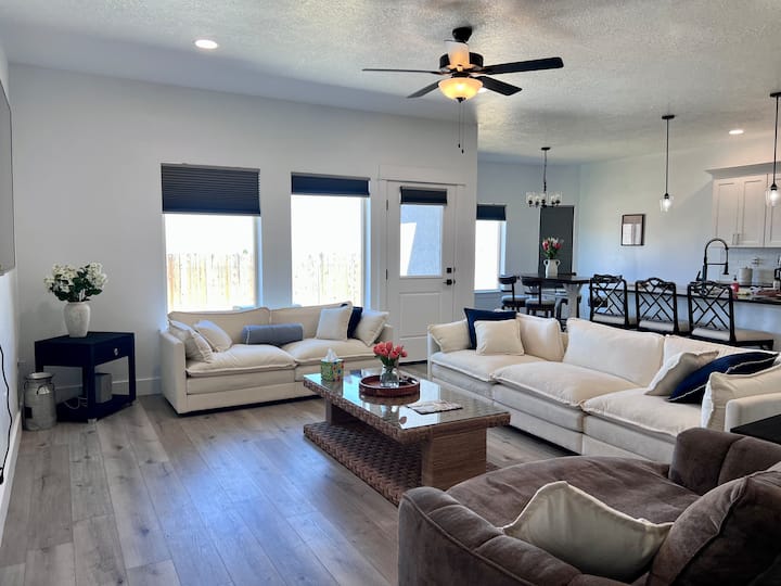 Spacious 4 Bedroom 2 Bath Home With Views - Winnemucca, NV