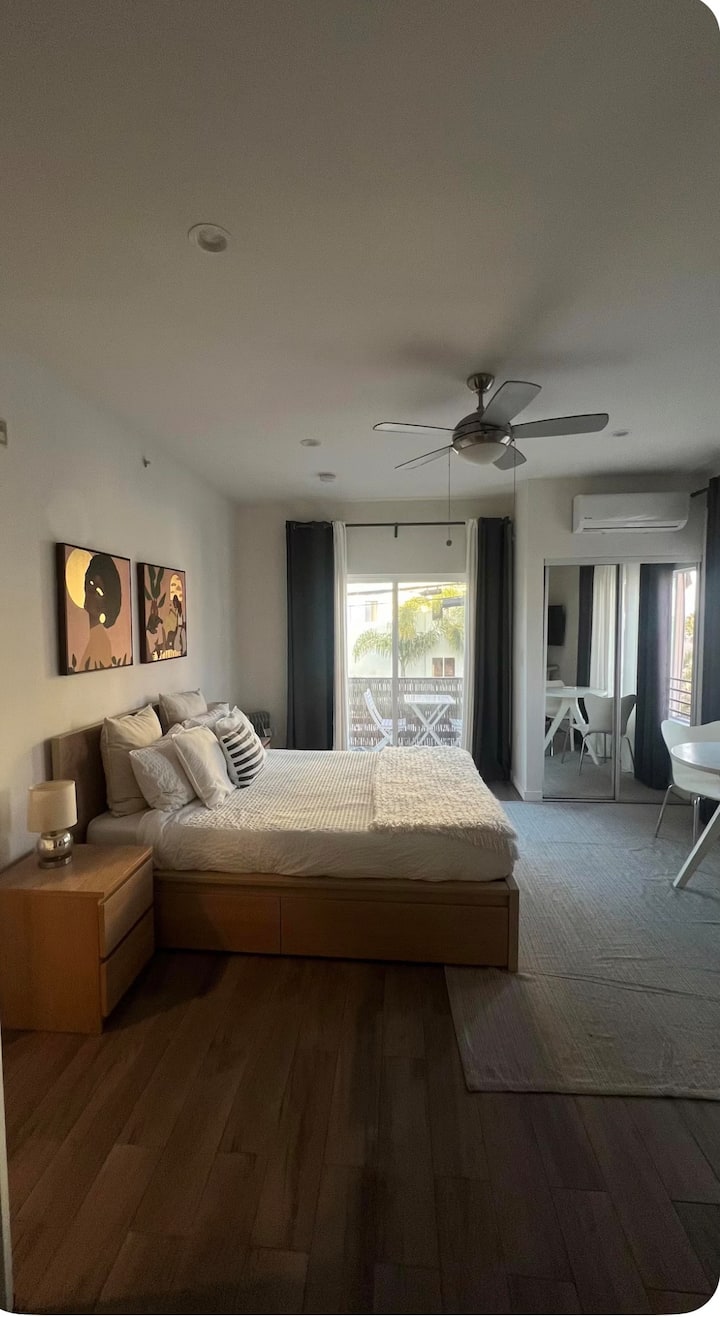Santa Monica Beach Studio Unit 18 - Santa Monica, CA