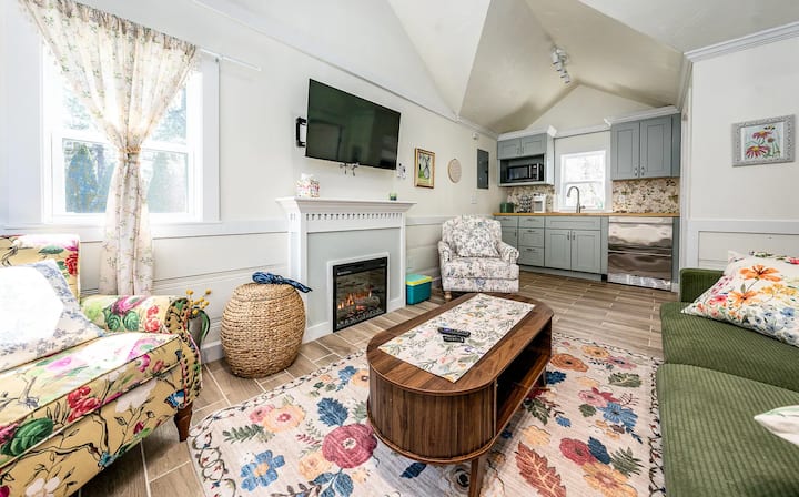 Tide & Seek | Dog-friendly Cottage By The Beach - Sandwich, MA