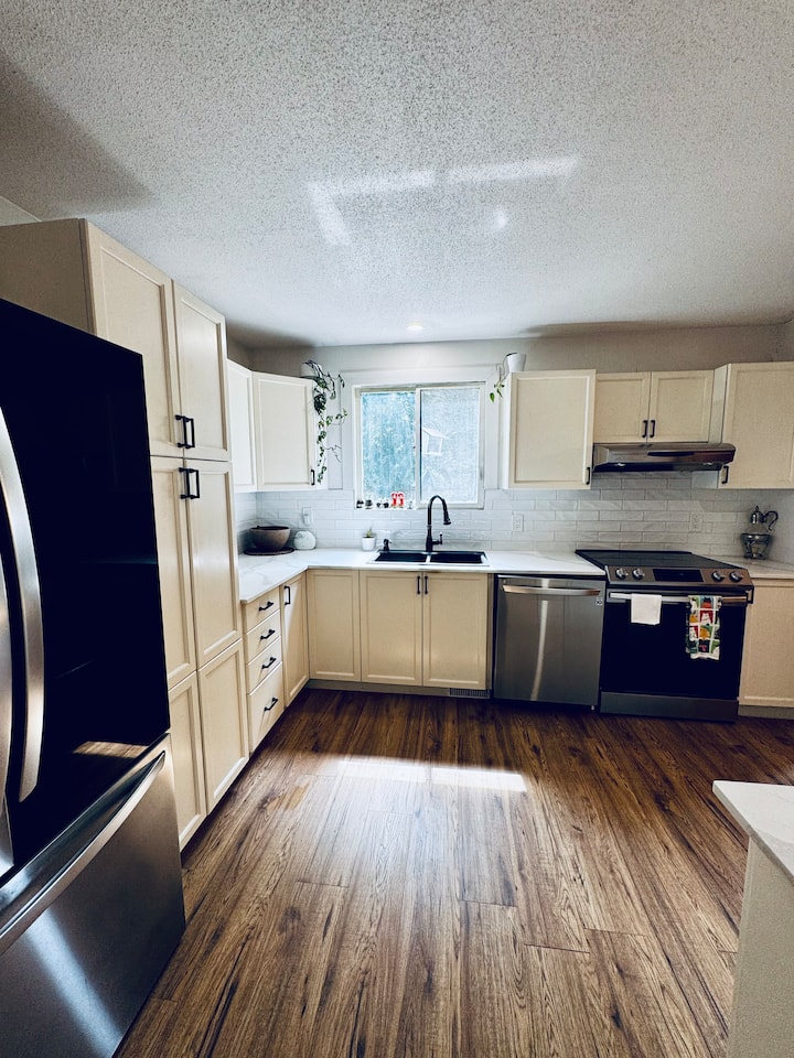 Luxury Group Stay W/ Sauna, Hot Tub & Parking - Ottawa