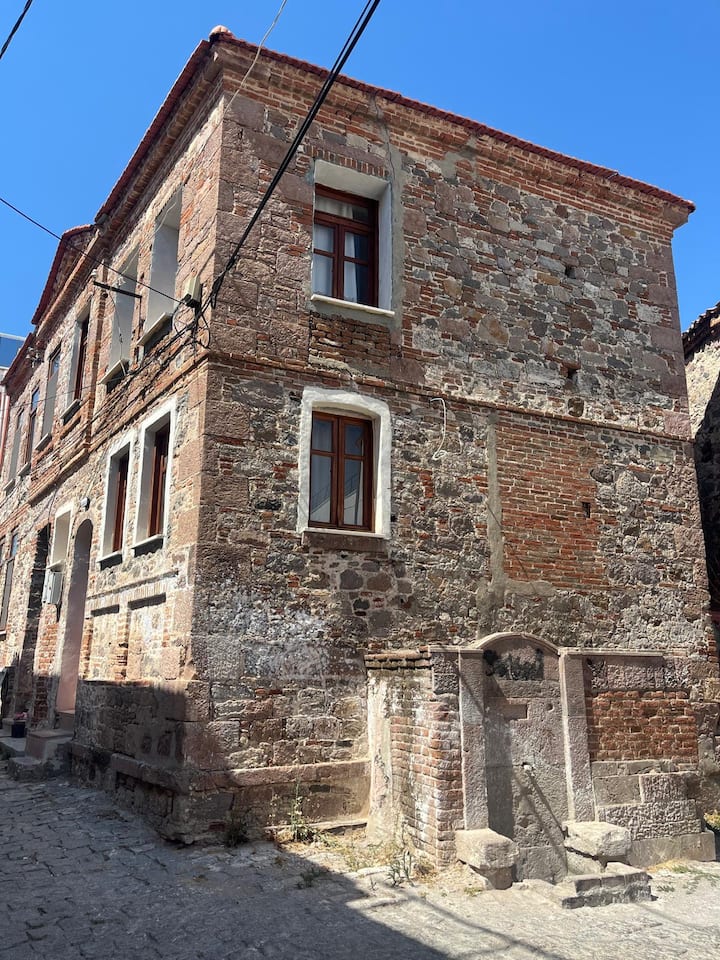 Tarihi ÇEşmeli Taş Konak’ta Tatil - Ayvalık