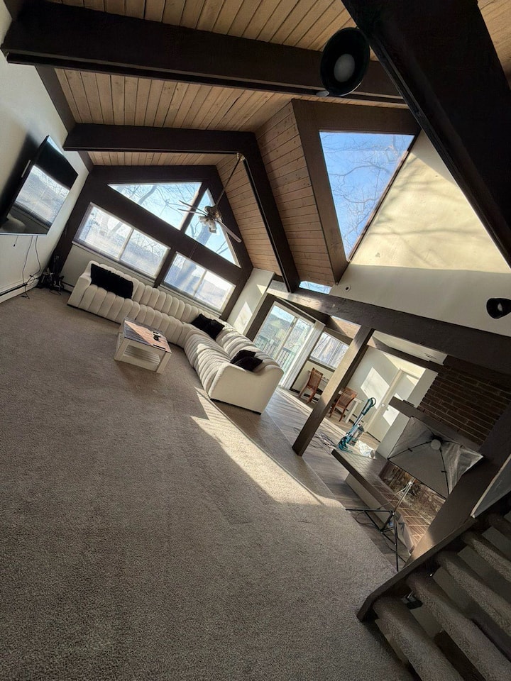 2 Bedroom Rustic Condo - Cuyahoga Falls, OH