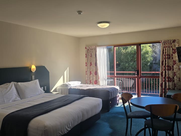 Twin Studio With Balcony At Aspen Lodge Motel - Hanmer Springs