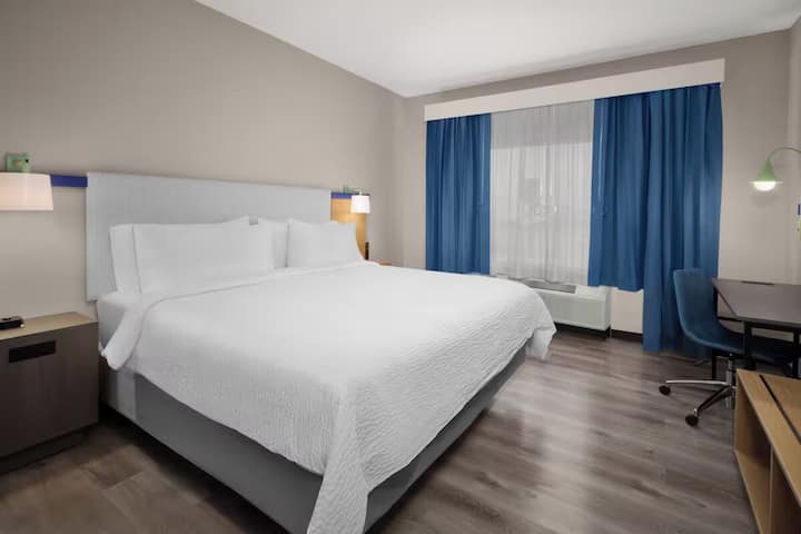 North Hills Lagoon King Room | Breakfast And Gym - Lincoln, NE