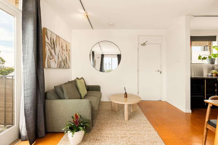 Modern Inner-city Studio W/ Balcony & Parking - Sydney