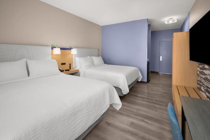 North Hills Lagoon 2 Queen Room | Breakfast & Gym - Lincoln, NE