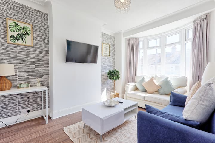 Sleek 3br Home For Long Term | Family Friendly - Southend-on-Sea