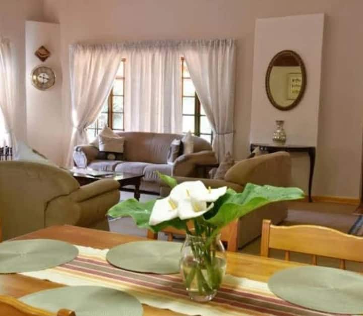 Peace Cottage Is A Comfy Home Away From Home! - Dullstroom