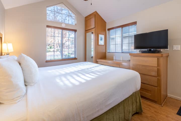 2  Stylish Units | Outdoor Pool | Free Parking - Yountville, CA