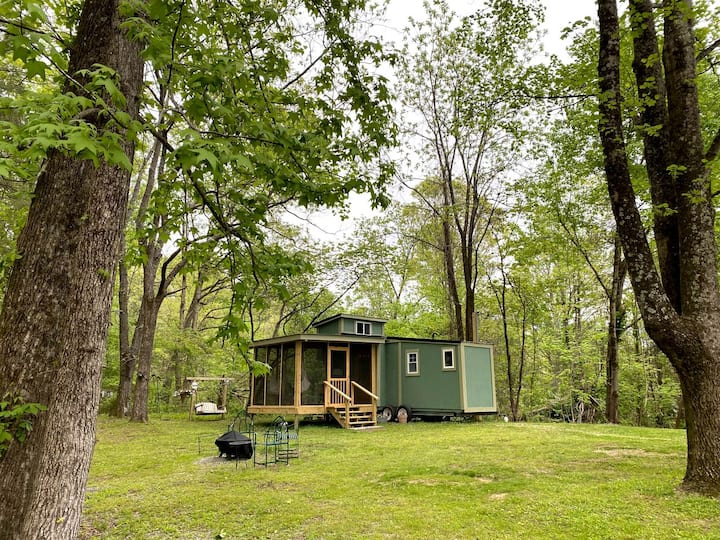 Tennessee Tiny House Woodland Escape - Chattanooga, TN