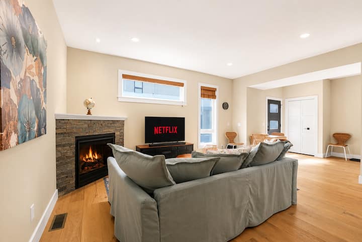 Modern Tc Townhome W/ Rooftop Deck + E-bikes - Traverse City, MI
