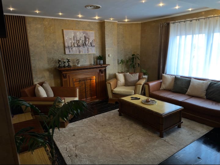 Large 3-bedroom Apartment -5 Min
Walk To The Beach - Constanța