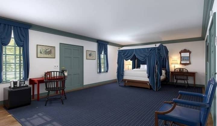 Colonial House W/ Two Bedrooms | Gym & Pool Access - Williamsburg, VA