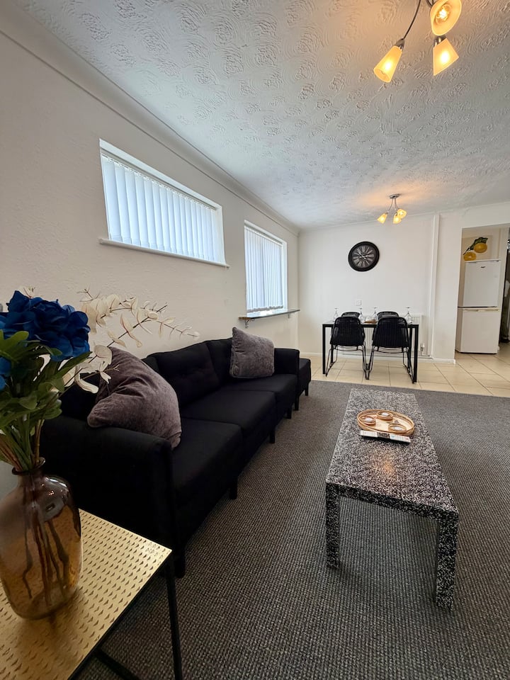 Spacious 3-bed Home, Sleeps 6, Free Parking Wi-fi - Corby