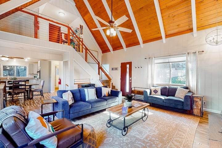 Tree-surrounded 4br, Lake Access & Dog Friendly - San Bernardino, CA