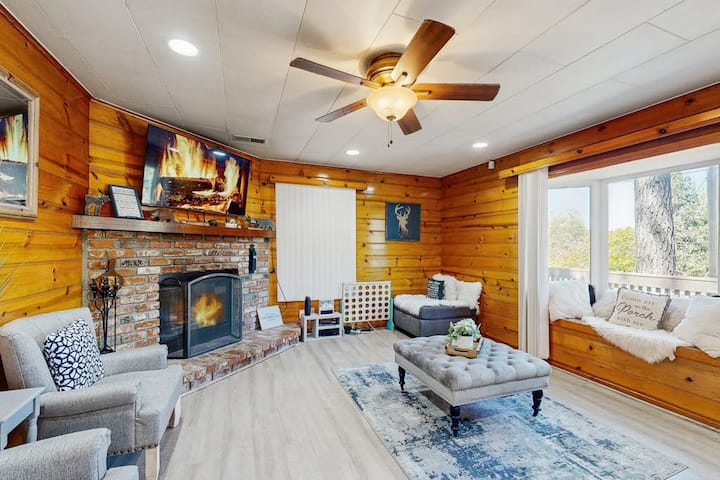 3br House | Hot Tub | Wifi | Deck | Near Lake - San Bernardino, CA