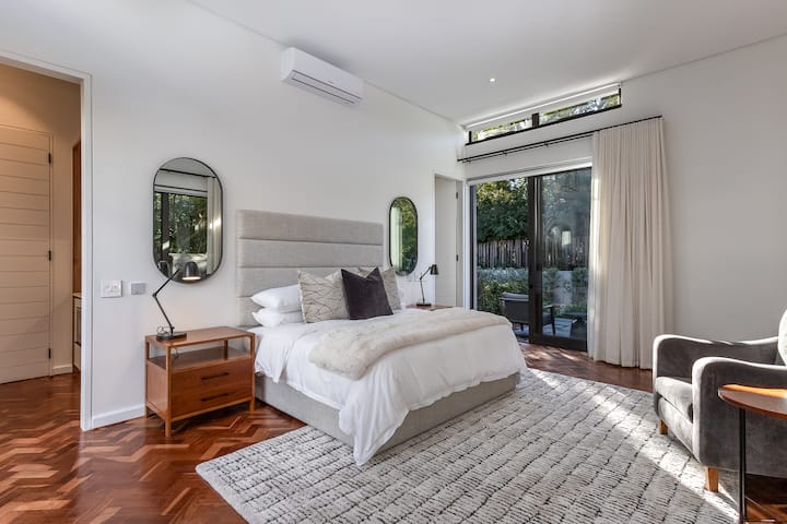 Magnificent Four-bedroom Villa In Heart Of Town - Stellenbosch