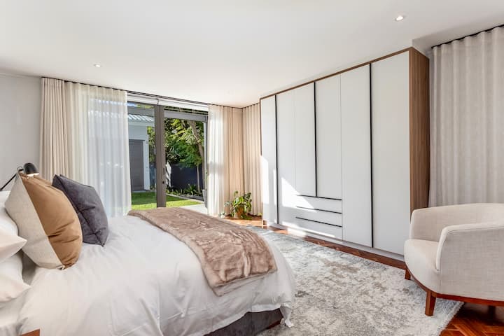 Mira's Magnificent Four-bedroom Villa In Town - Stellenbosch