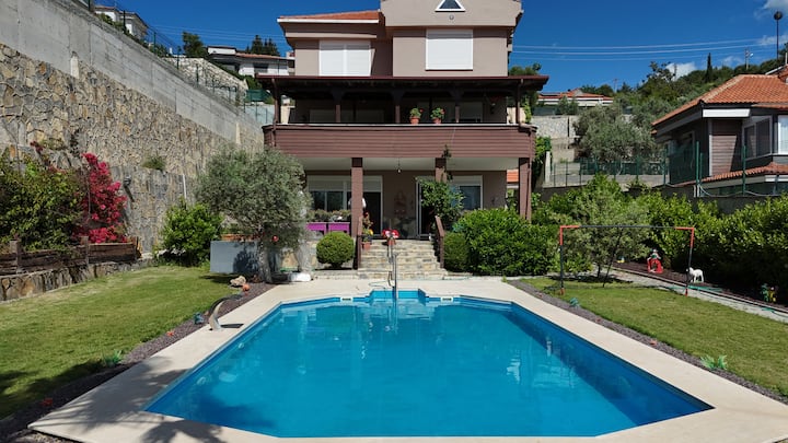 Seferihisar'da Havuzlu, Geniş, Bahçeli Villa - Seferihisar