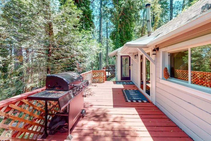 Forest-view 2br | Woodstove | Deck | Fast Wifi - San Bernardino, CA
