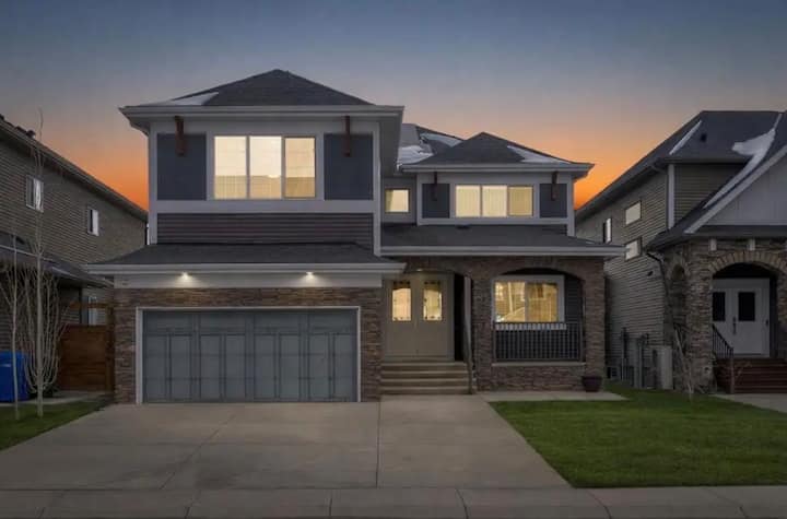 Sleep 8 | 4 Bed | Office Space | Ev Charging | - Chestermere