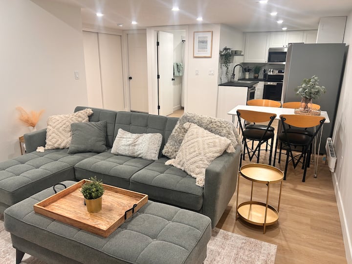 Modern 1br | Private Entry + Parking - Cochrane