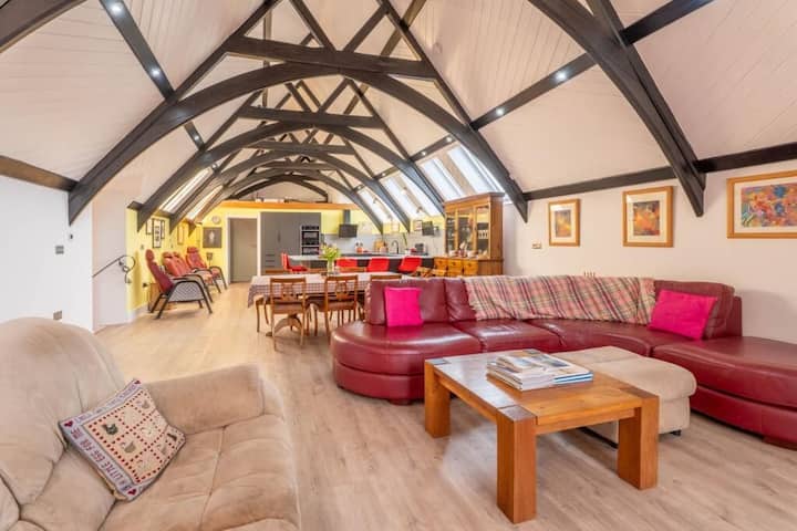Stunning 19th-century School House, And Sleeps 10 - Laugharne